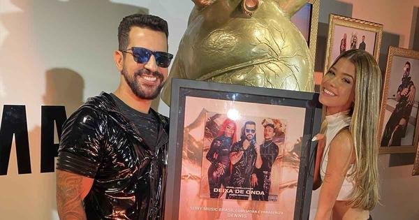 Dennis é surpreendido ao receber Disco de Platina de sua filha Tília - Hits