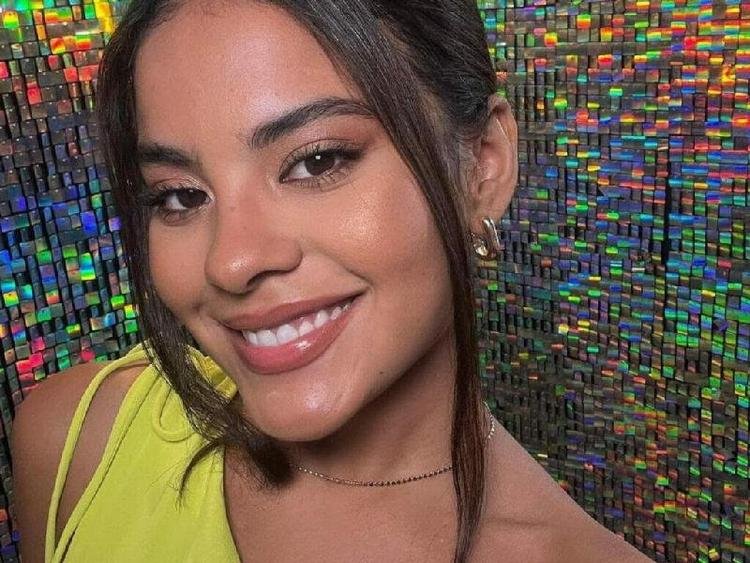 Bella Campos toma banho de mangueira de biquíni e impressiona - Famosos ...