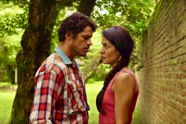 Sacanagem: Zefa sente a 'fivela' do cinto de Tadeu em Pantanal: 'Surpresa!'