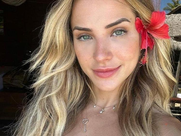 Gabi Martins posa de shortinho minúsculo e deixa popa do bumbum escapar - Famosos | Entretenimento