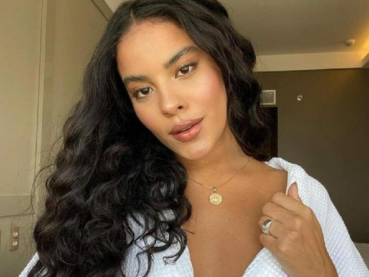 De biquini fio-dental, Bella Campos vira carioca por um dia - Famosos | Entretenimento